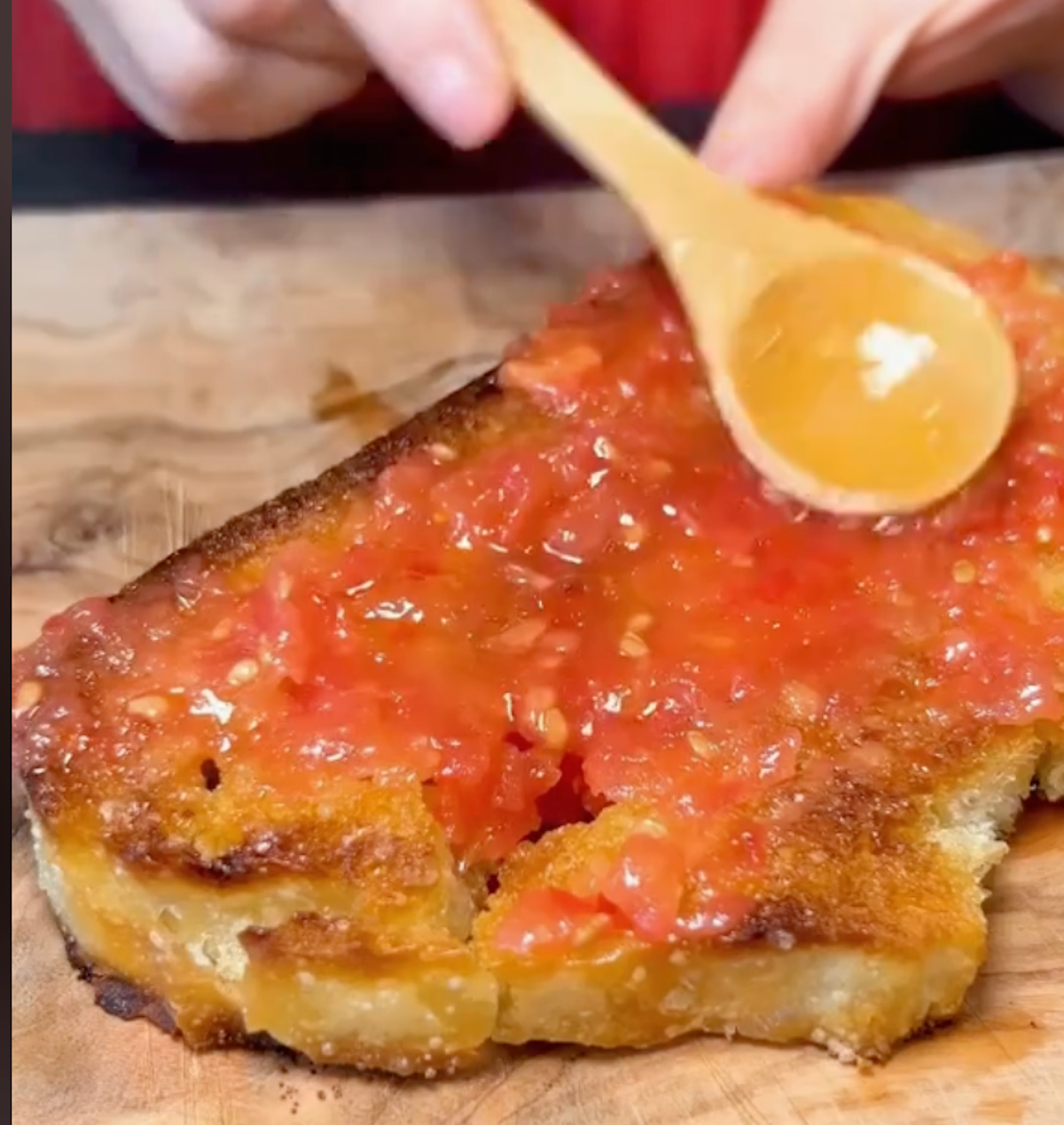 La peculiar manera de fer pa amb tomàquet d’una influencer americana